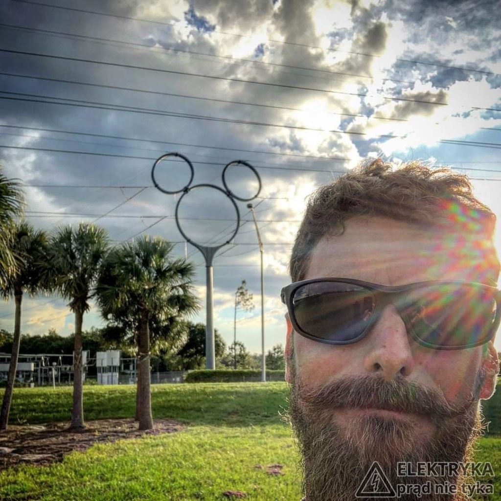 Słup energetyczny w kształcie Myszki Miki